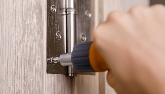 Comment fixer une paumelle de porte