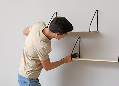 Tutoriel : comment fixer une tablette murale ? | Bricorama